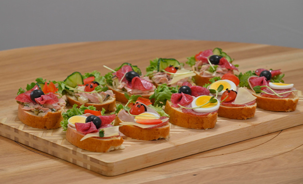 RECEPT: Obložené chlebíčky s domácim parížskym šalátom z Pečie celé ...